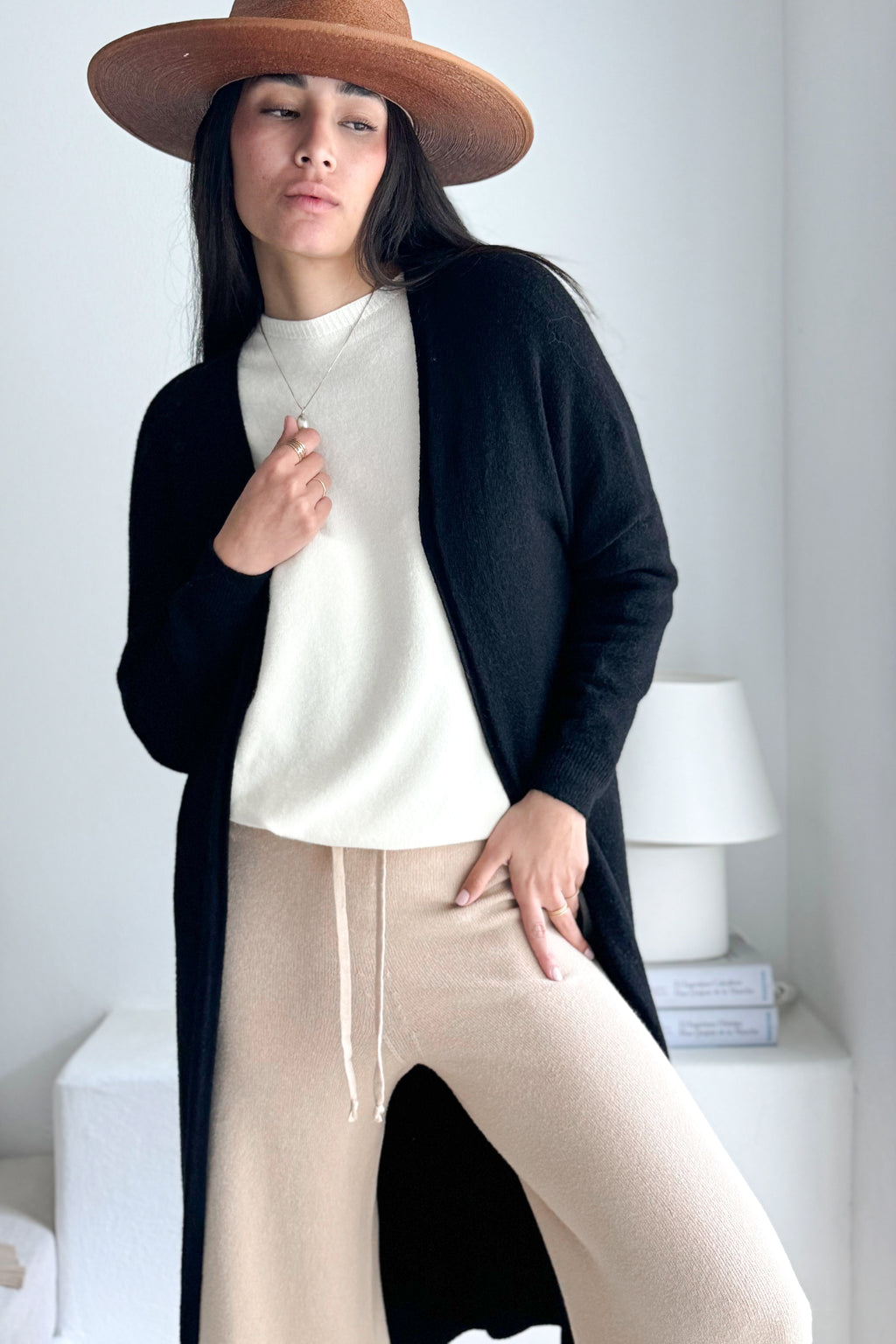 Wrap yourself neuletakki, musta – BYPIAS